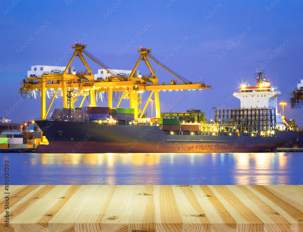 Gantry crane loading and unloading cargo container from cargo ship at ...