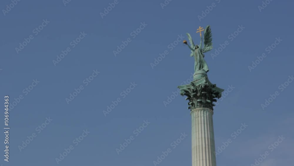 Vidéo Stock Tilting on Archangel statue at Hosok ter of Budapest 4K ...