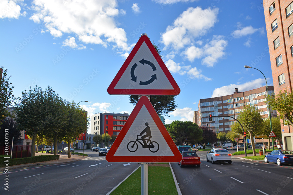 señal indicadora en una rotonda Stock Photo | Adobe Stock