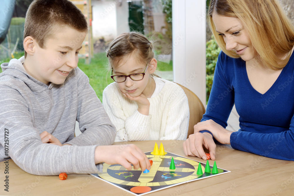 Familie spielt Brettspiel als Gesellschaftsspiel Stock-Foto | Adobe Stock