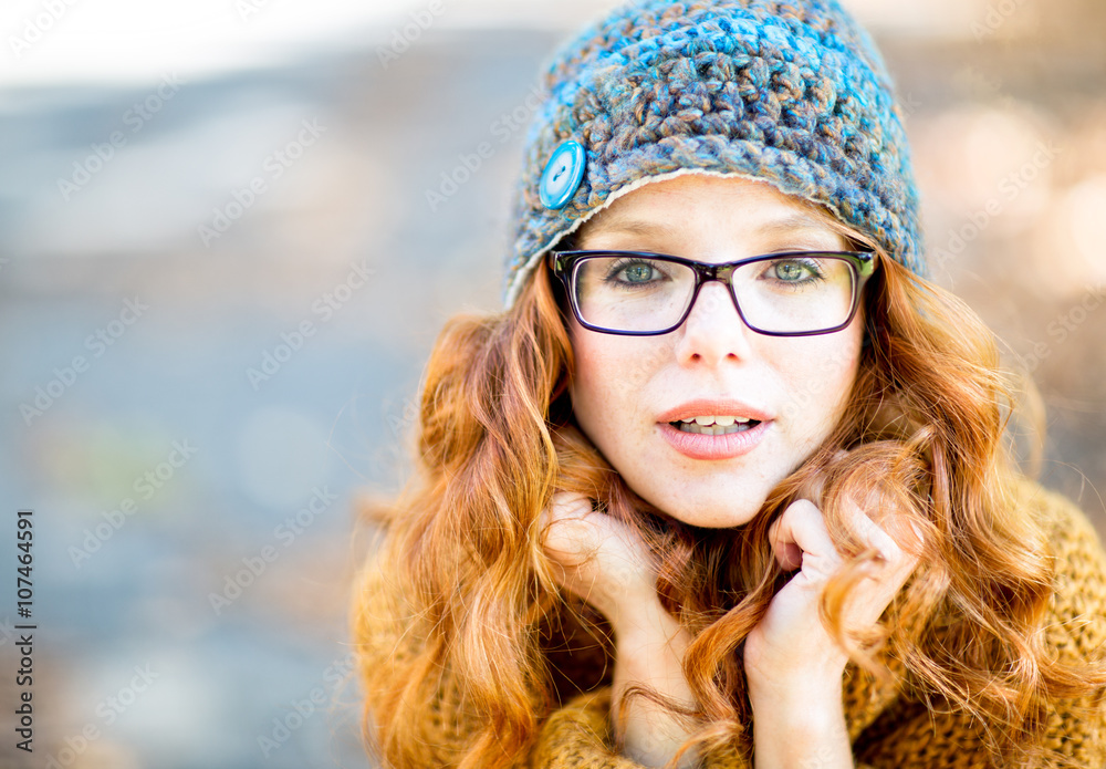 junge Frau mit Brille foto de Stock | Adobe Stock