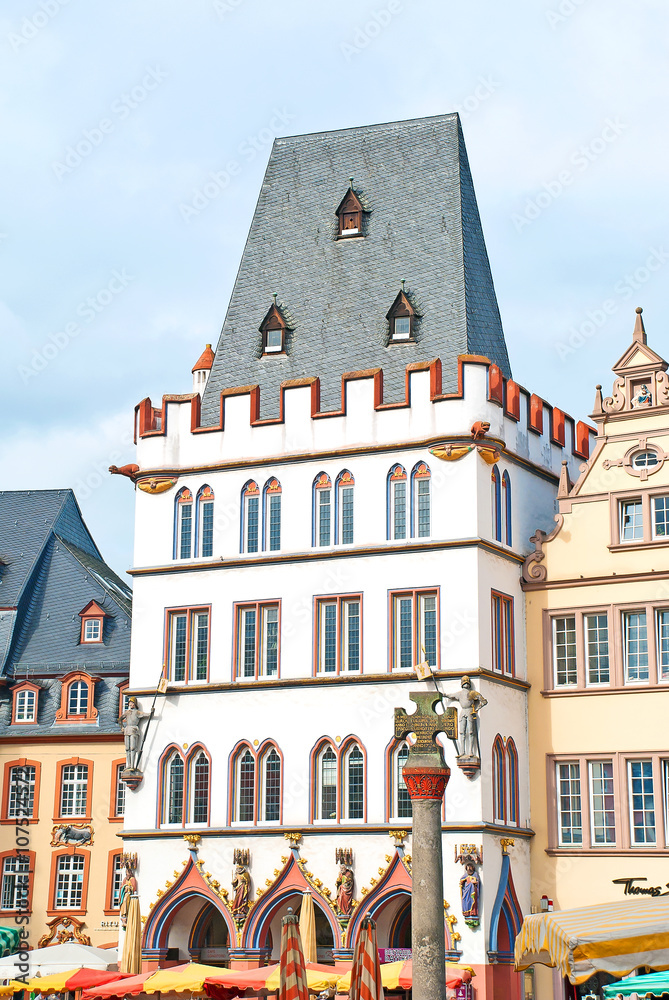 Altes Rathaus von Trier an der Mosel: Die gotische Steipe mit ...