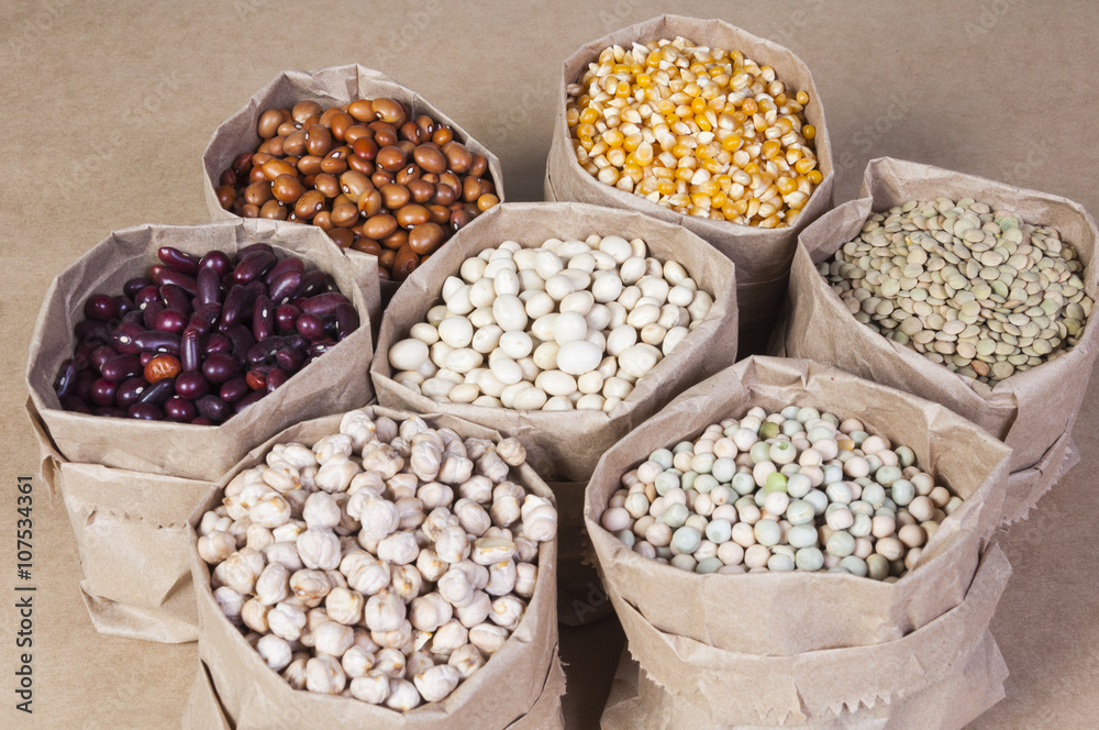 Fundas de granos secos Stock Photo | Adobe Stock