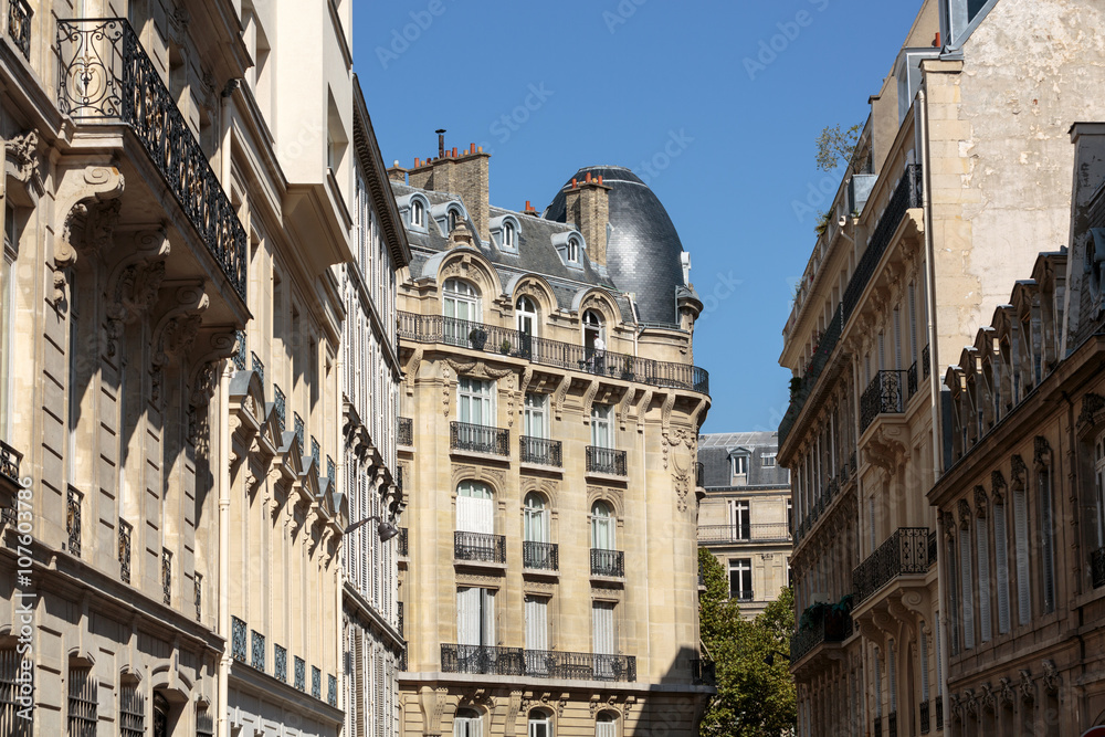 Poster Facade of typical house with balcony in 16th arrondisement of ...