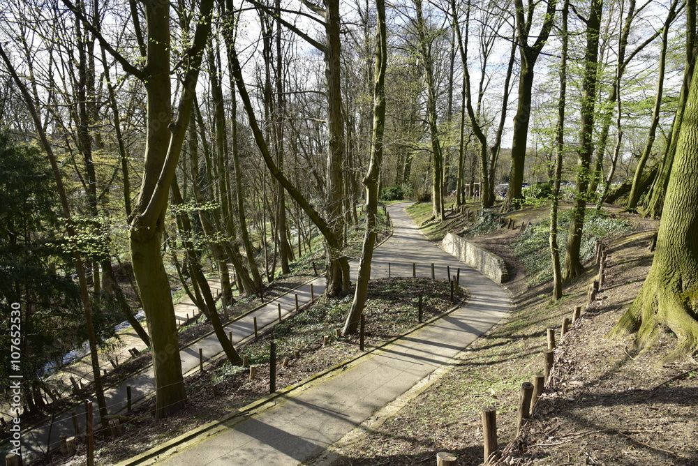 Chemin en lacet sur le talus au parc Josaphat à Schaerbeek Stock Photo ...