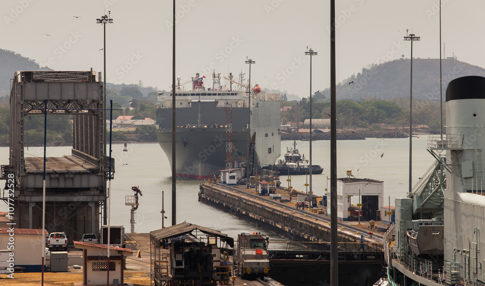 Foto de The Panama Canal, which connects the Atlantic Ocean to the ...