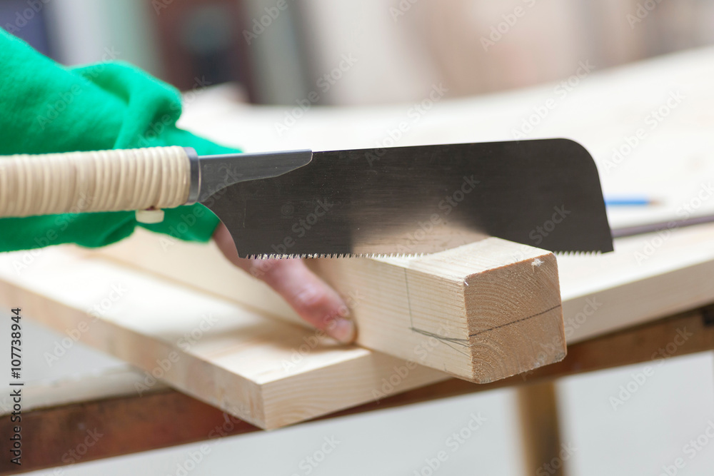 Holz saegen Stock-Foto | Adobe Stock