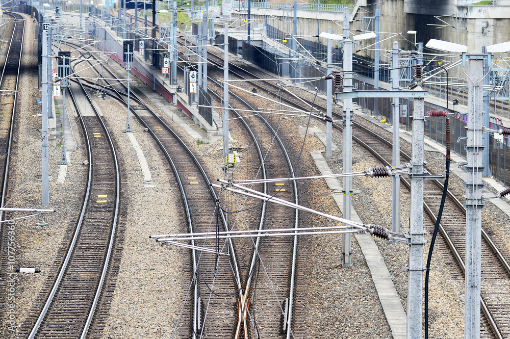 Gleisanlage mit Oberleitungsmasten Stock Photo | Adobe Stock