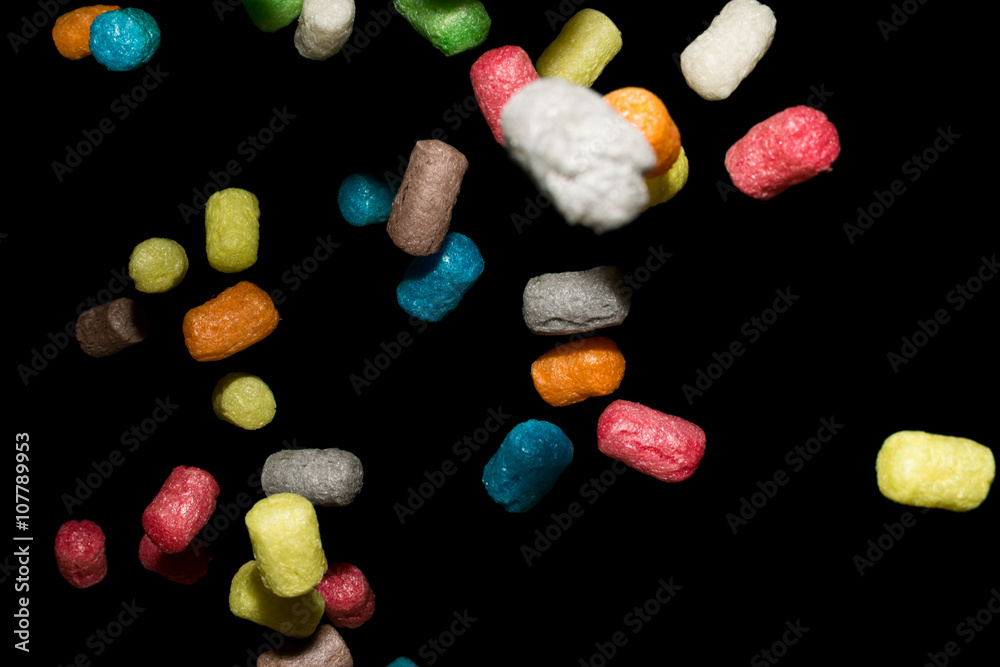 bunte Maisflips vor schwarzem Hintergrund Stock-Foto | Adobe Stock