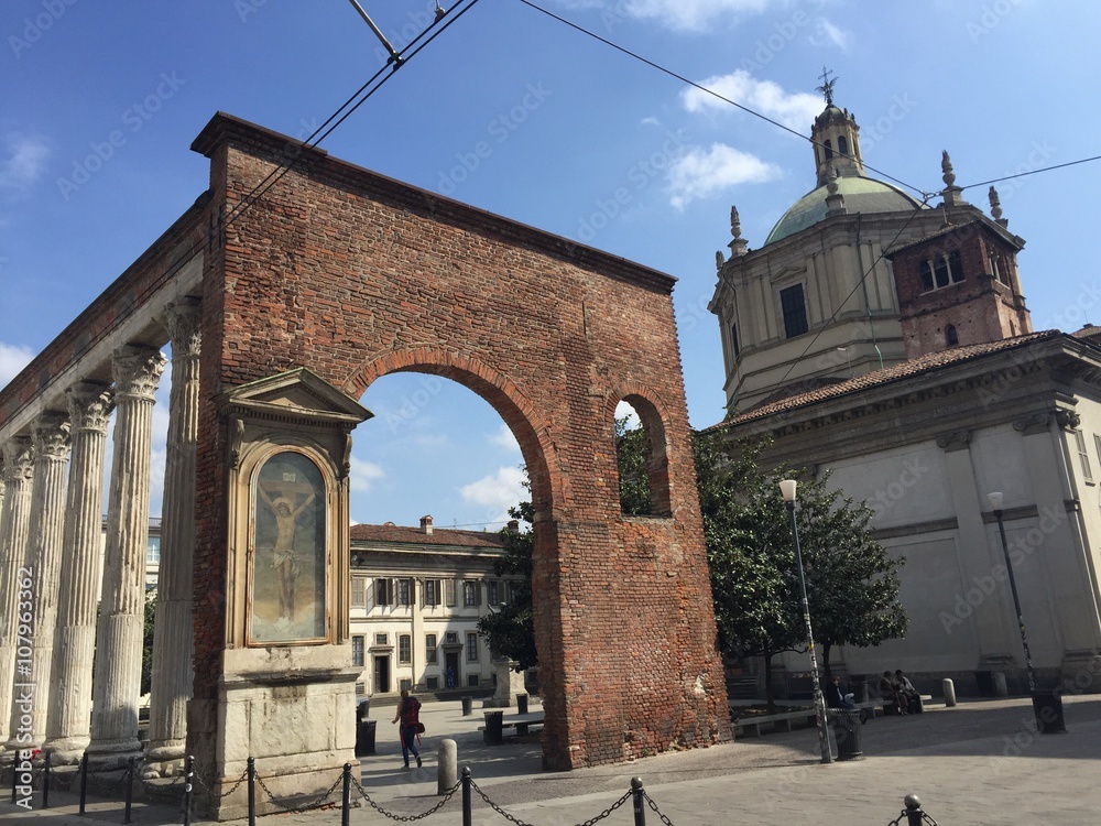 Milano, le Colonne e la basilica di San Lorenzo Maggiore Stock Photo ...