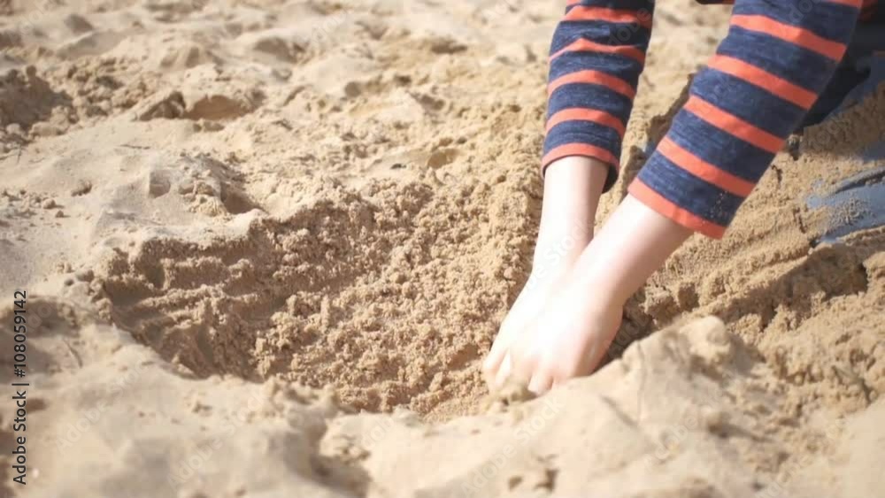A child's hands digging sand vídeo de Stock | Adobe Stock