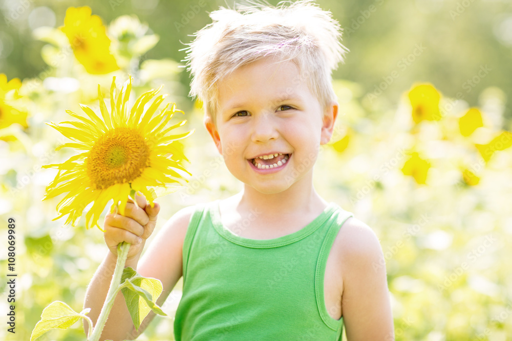 kind mit Blume Stock-Foto | Adobe Stock