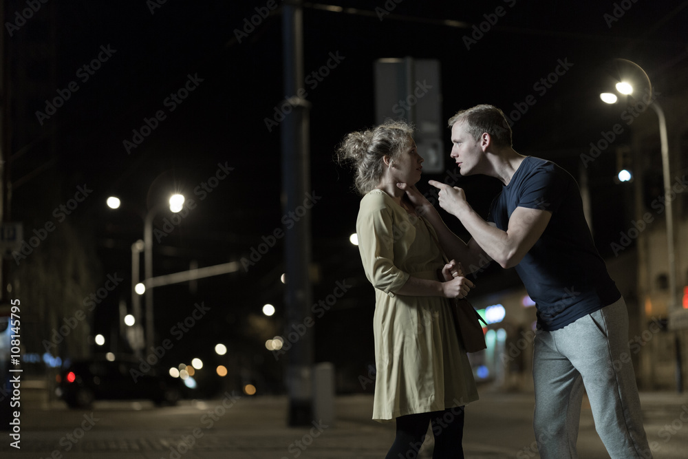 Criminal attacking girl foto de Stock | Adobe Stock