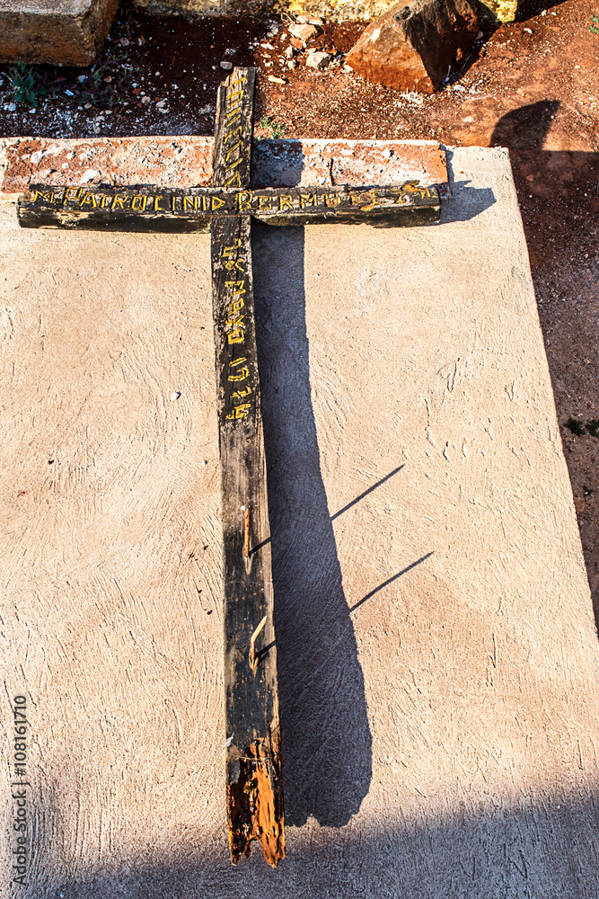 Old wooden cross lying on a grave foto de Stock | Adobe Stock