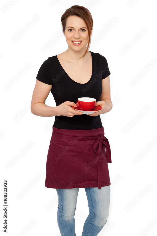 Lachende Kellnerin serviert eine Tasse Kaffee Stock-Foto | Adobe Stock