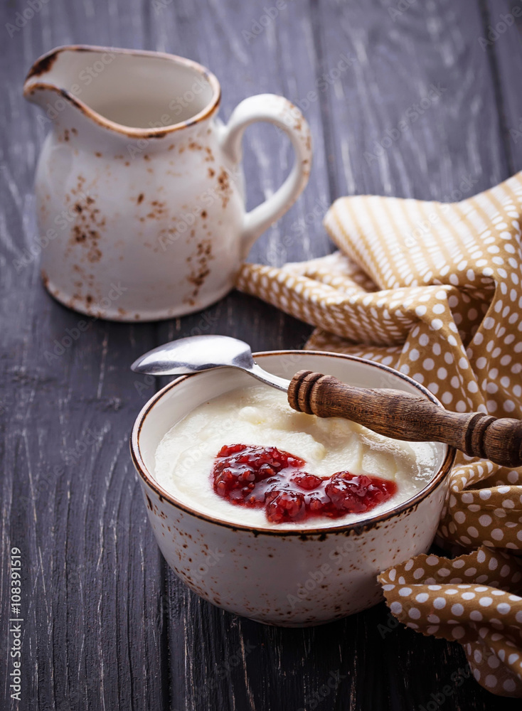Sweet semolina porridge with raspberry jam foto de Stock | Adobe Stock