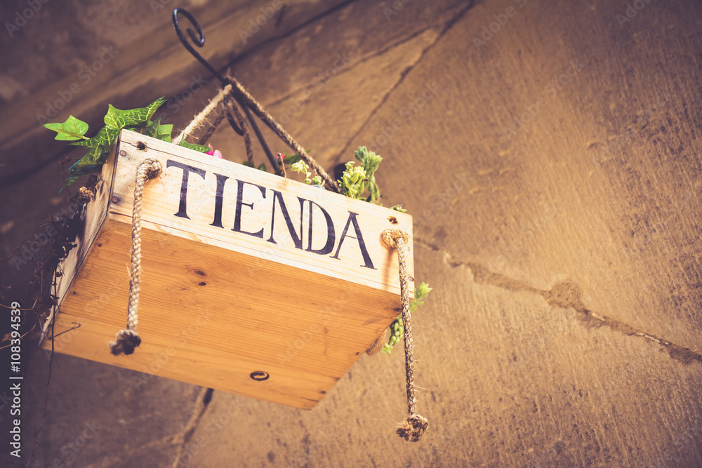 letrero publicitario de una tienda Stock Photo | Adobe Stock