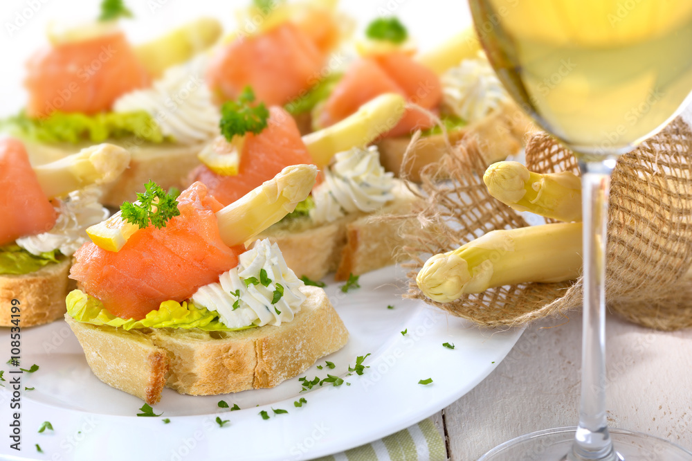 Canapes mit Lachs, weißem Spargel und Basilikum-Dill-Frischkäse, dazu ...
