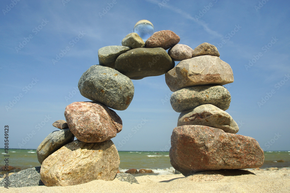 Ein Torbogen aus Natursteinen am Meer Stock Photo | Adobe Stock