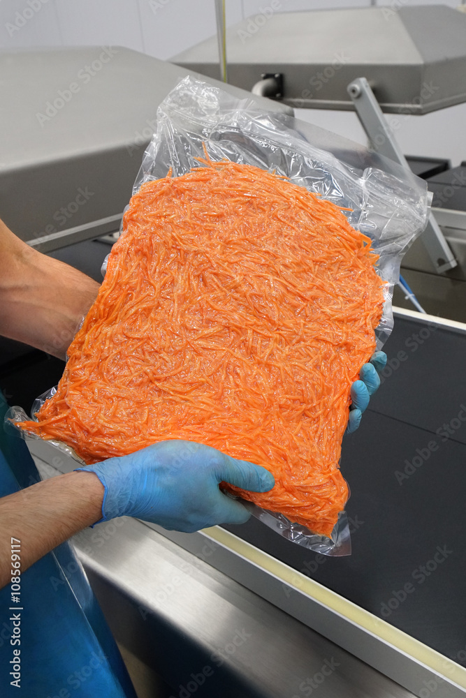 Pack of vacuum packaging of raw washed, peeled and sliced carrot Stock ...