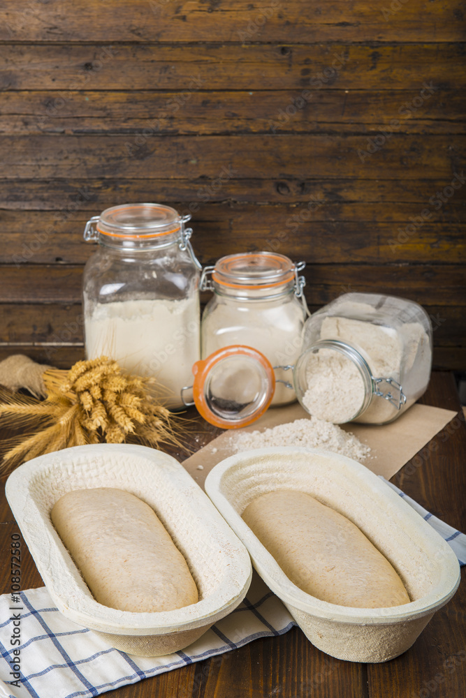 Masa de pan realizando la segunda fermentación o levado en los cestos o ...