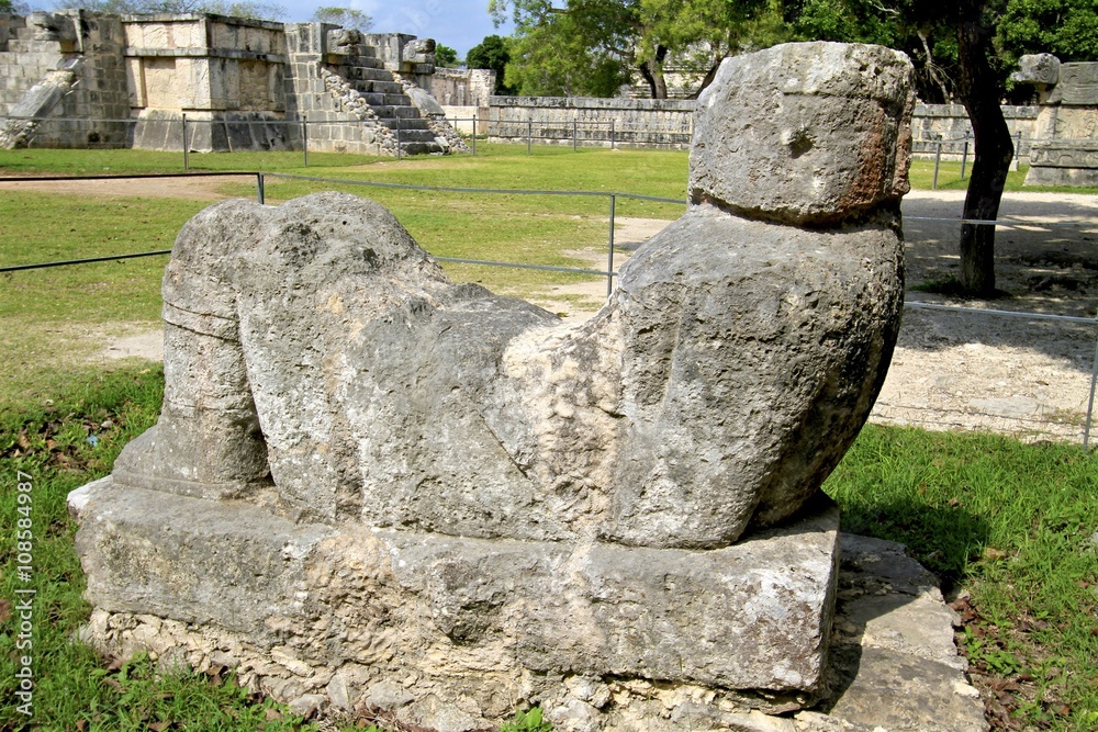 Chacmool sculpture at chichen-itza pyramids in mexico Stock Photo ...