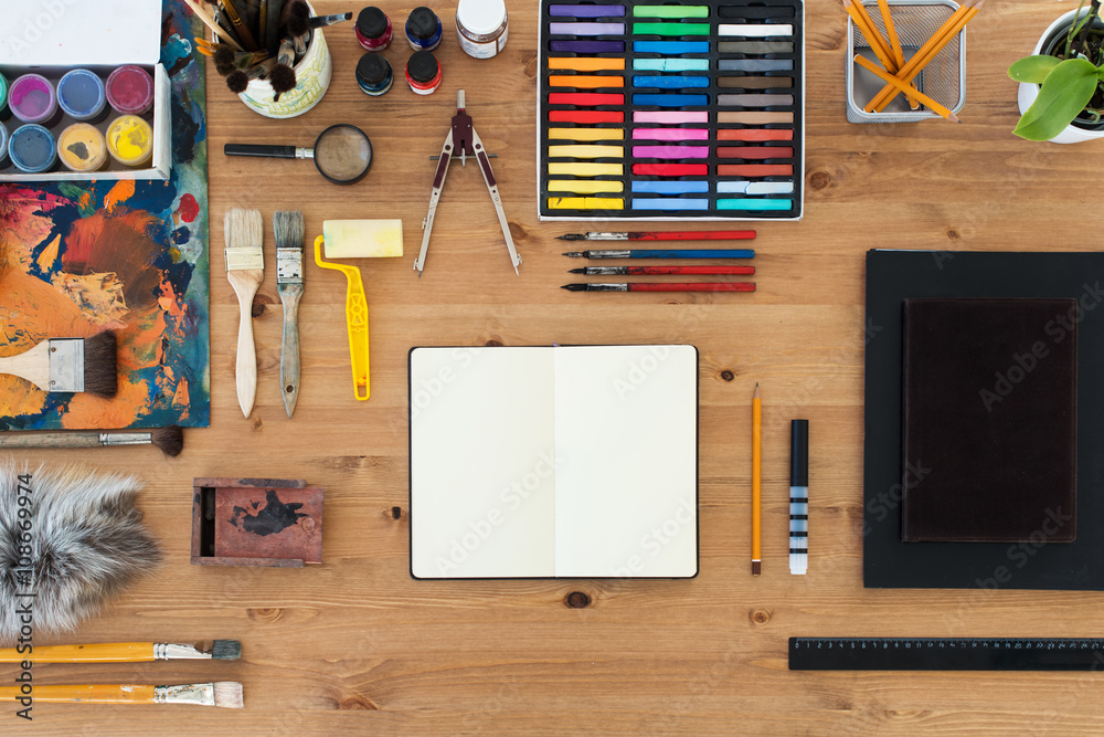 Painter workplace top view. Wooden table of an artist with art tools ...