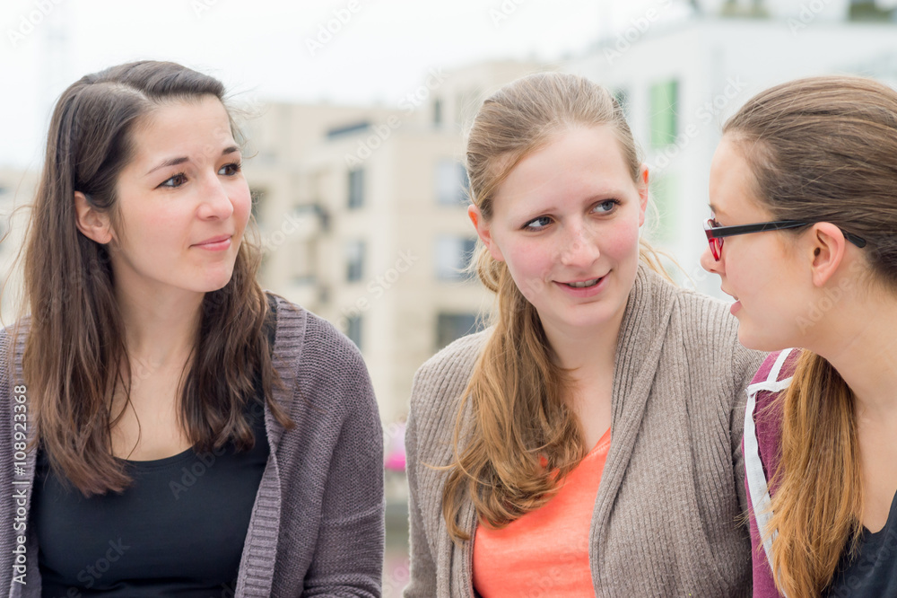 freundinnen treffen sich Stock-Foto | Adobe Stock