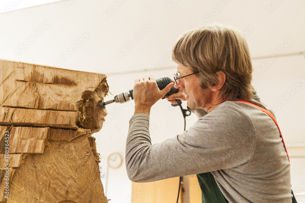 Wood carver in workshop working on sculpture with milling machine Stock ...