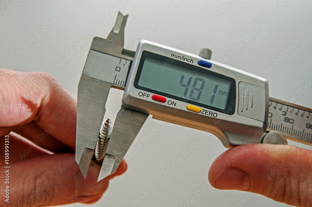 Messschieber beim messen eines Werkstückes - Metallindustrie ...