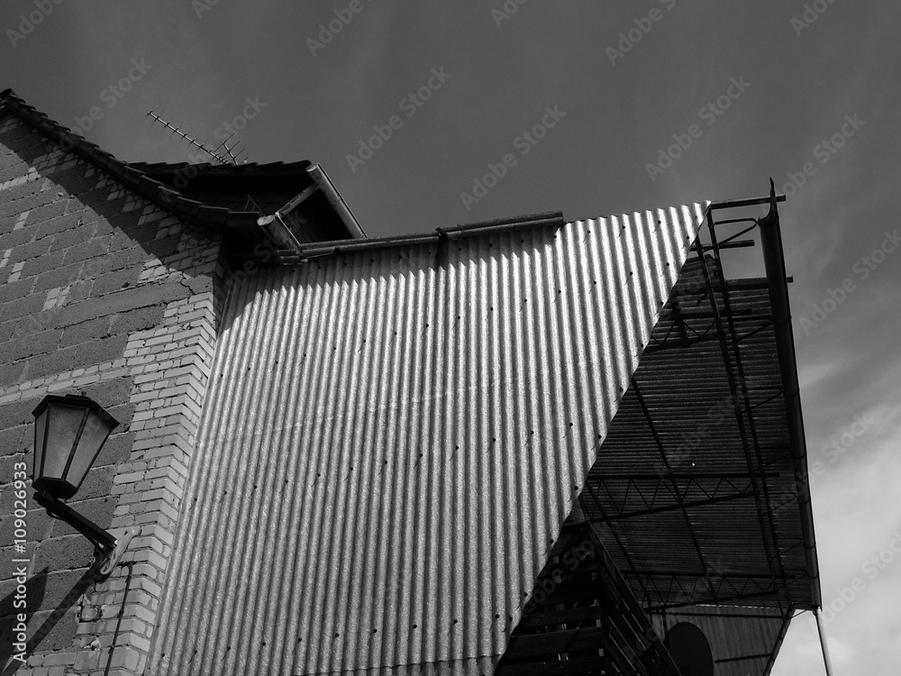 Fassade aus Wellblech bei Sonnenschein einer alten Werkstatt und ...