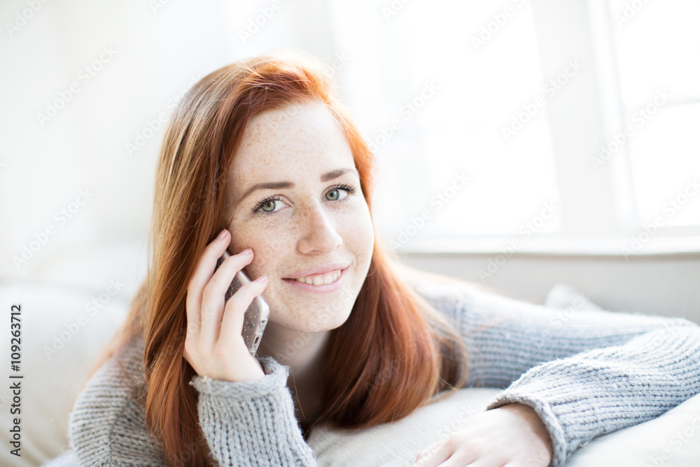 Frau am telefonieren Stock-Foto | Adobe Stock