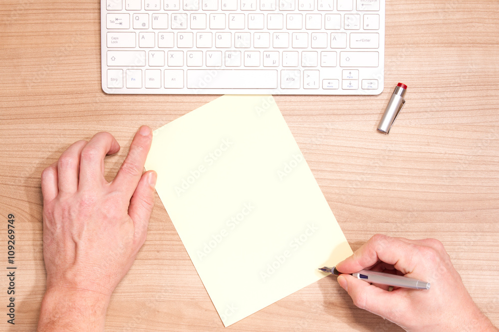 Arbeitsplatz von Oben, Mann schreibt auf einen Zettel Stock-Foto ...