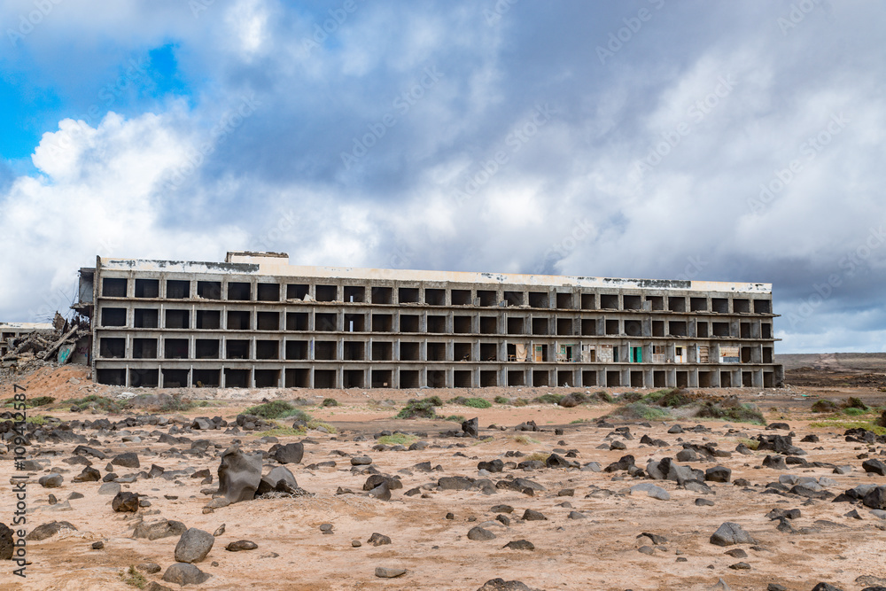 Abandoned Hotel auf Lanzarote, Bauruine, unfertige Bettenburg an der Los Charcones, Stock-Foto ...