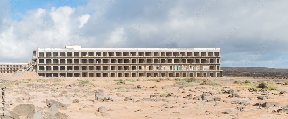Abandoned Hotel auf Lanzarote, Bauruine, unfertige Bettenburg an der Los Charcones, Stock-Foto ...