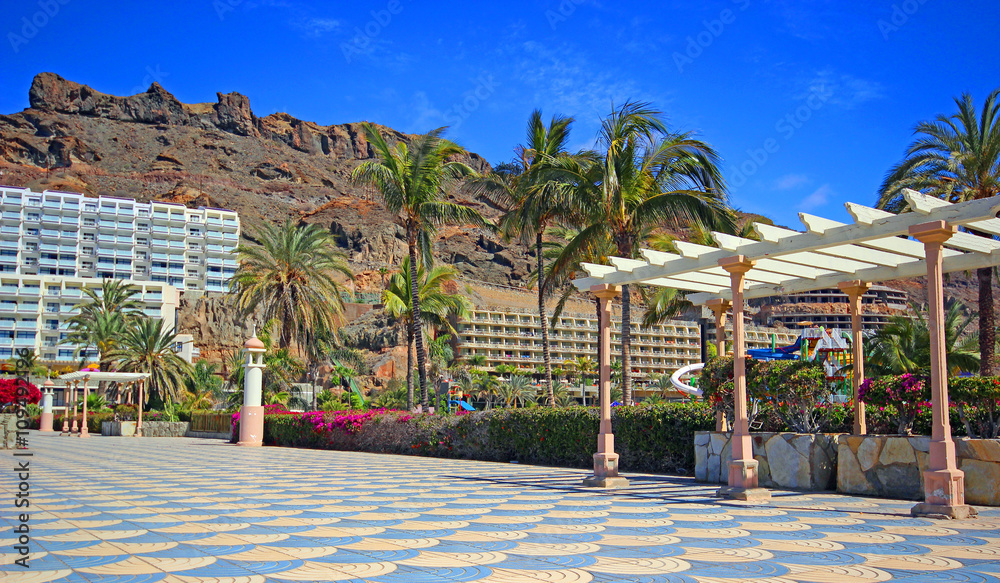 TAURITO, GRAN CANARIA, SPAIN - APRIL 20, 2016: Promenade to the beach ...