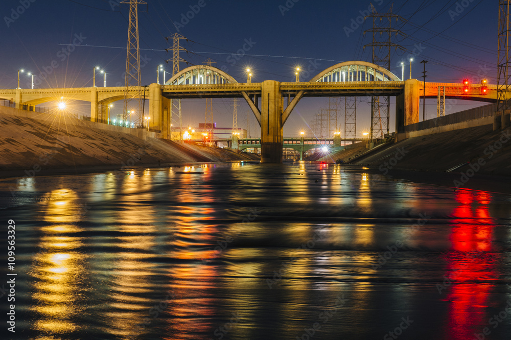 Diminishing perspective of Los Angeles river and 6th street bridge ...
