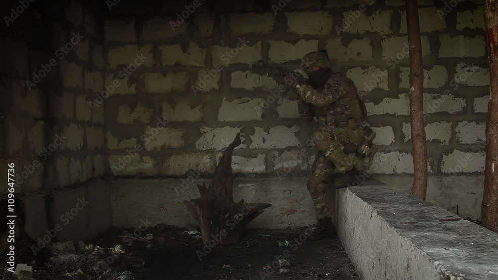Video „Soldier in the burned a room aiming a machine gun and looking ...