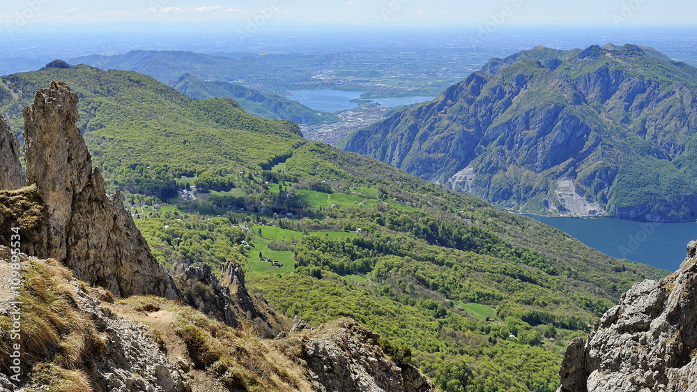 Lago di Lecco e Pian Dei Resinelli visti dalla Grigna Stock Photo ...