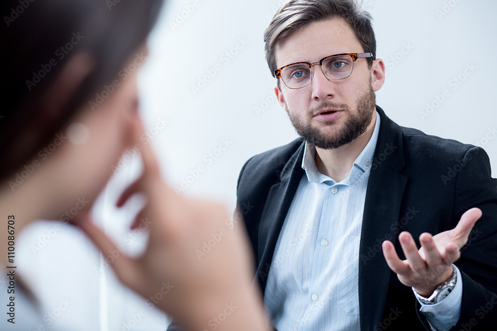 Giving advice to woman Stock-Foto | Adobe Stock