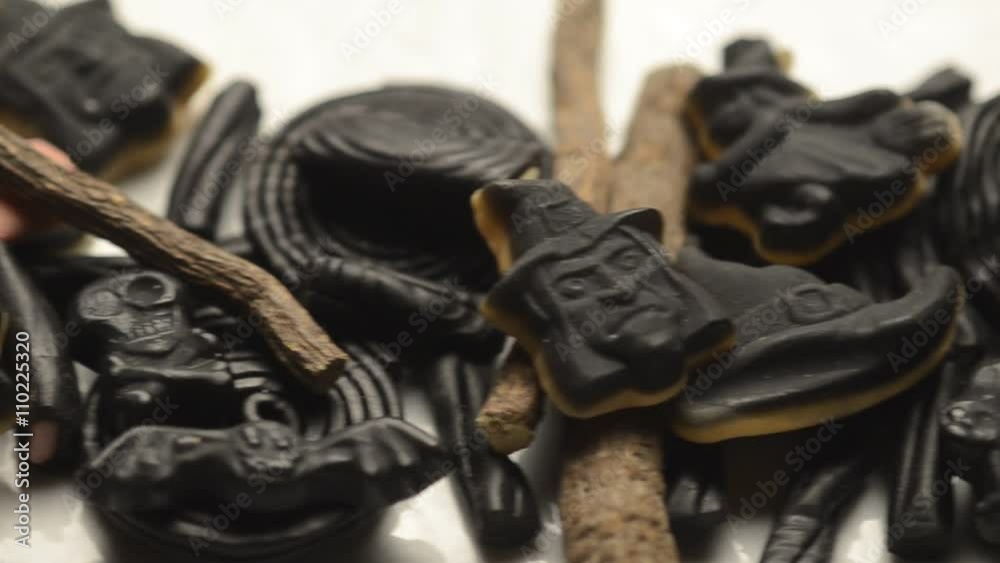 リコリス菓子 Glycyrrhiza glabra שוש Liquirizia Black licorice عرق السوس ...