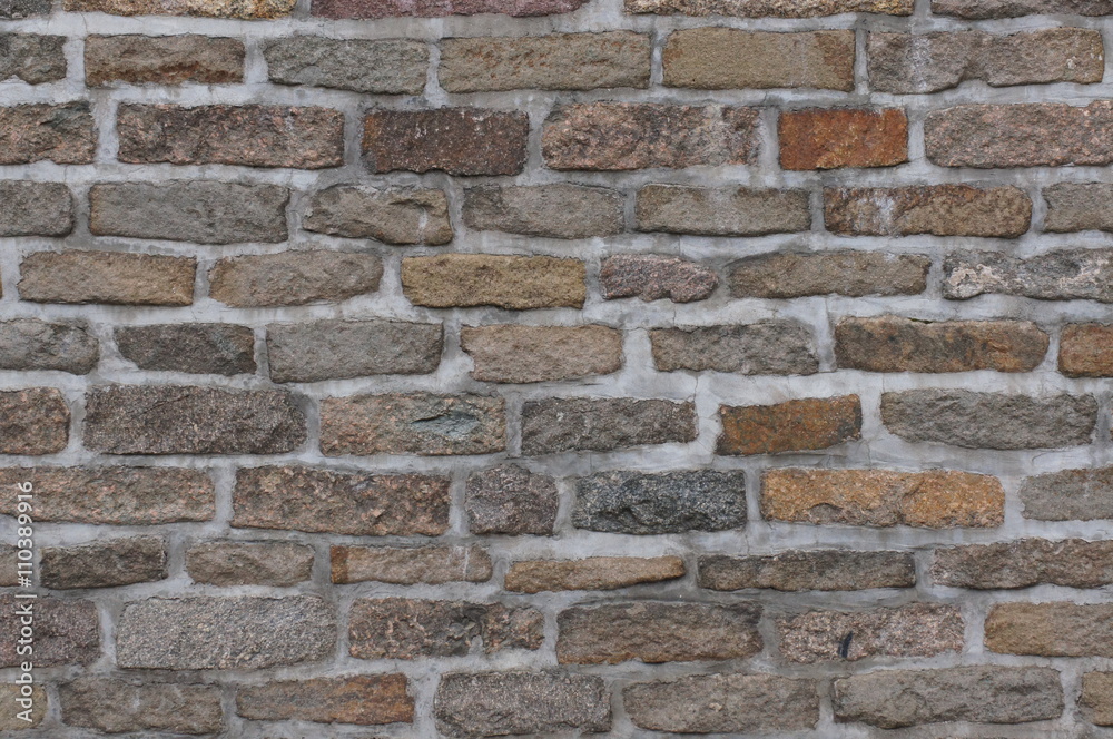 Alte Steinmauer, teils verwittert, frontal aufgenommen (Hintergrund ...