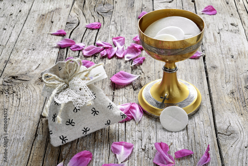 prima comunione - calice particole e sacchetto confetti Stock Photo ...