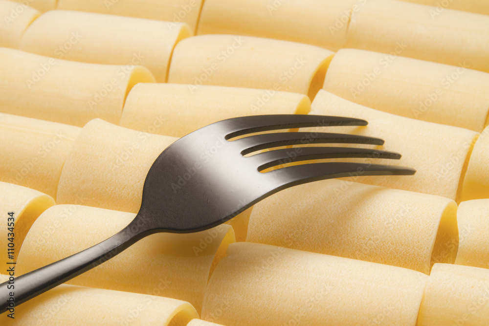 pacchero pasta tradizionale napoletana con forchetta nera Stock Photo ...