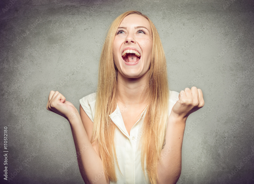 junge frau jubelt Stock-Foto | Adobe Stock
