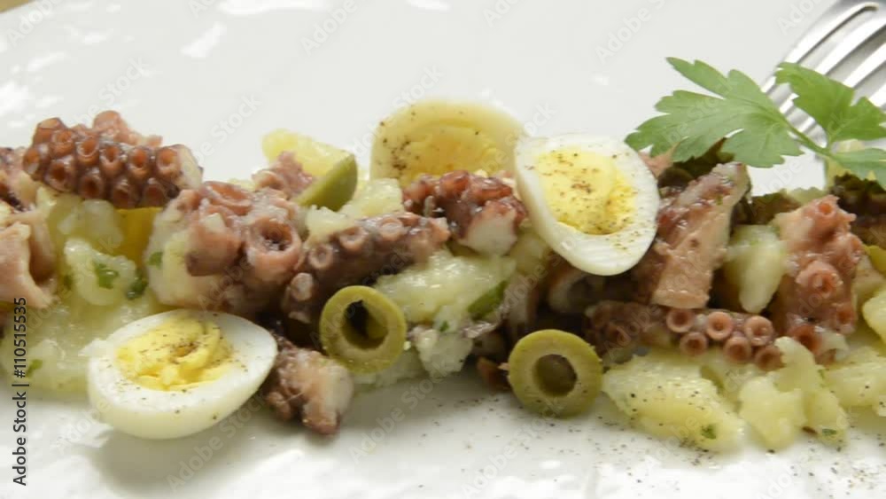 Vidéo Stock Potatoes octopus and quail eggs καλοκαιρινή σαλάτα Ensalada ...