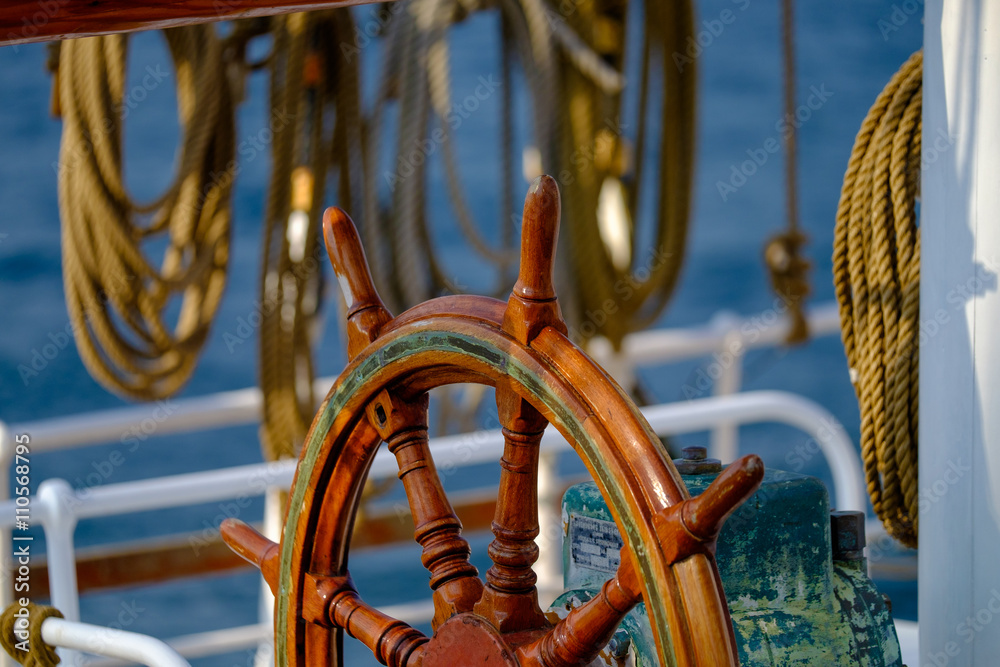 altes Ruder, Steuerrad, auf einem Segelschiff, Großsegler, Dreimaster ...