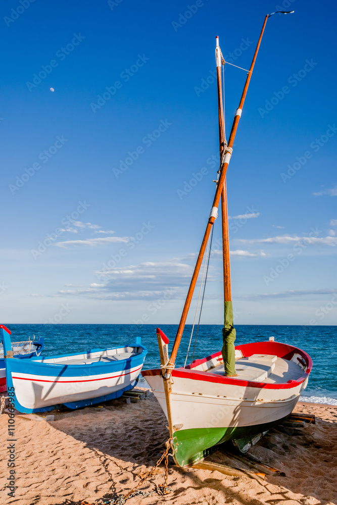 Les barques catalanes sur la plage de sable Photos | Adobe Stock