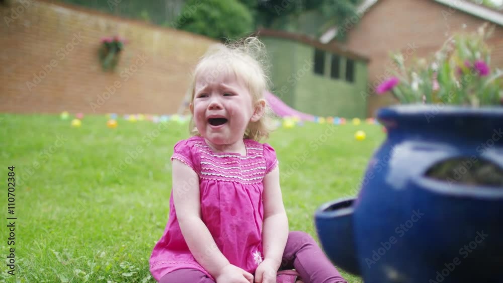 Tears & tantrums - Portrait of little girl crying in the garden vídeo ...