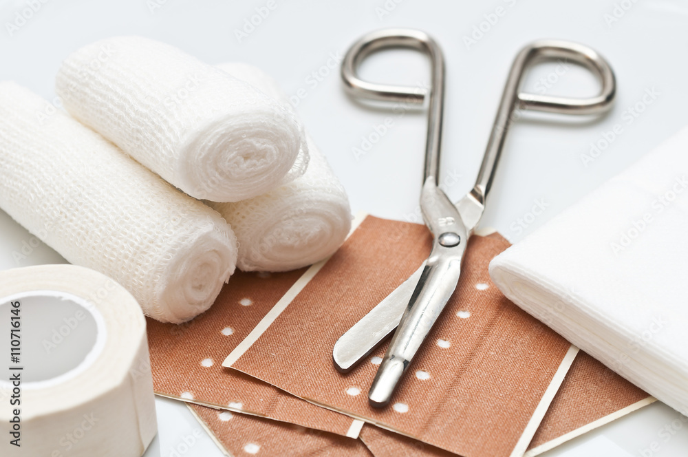 Pflaster, Verbandsrolle und Schere Stock-Foto | Adobe Stock
